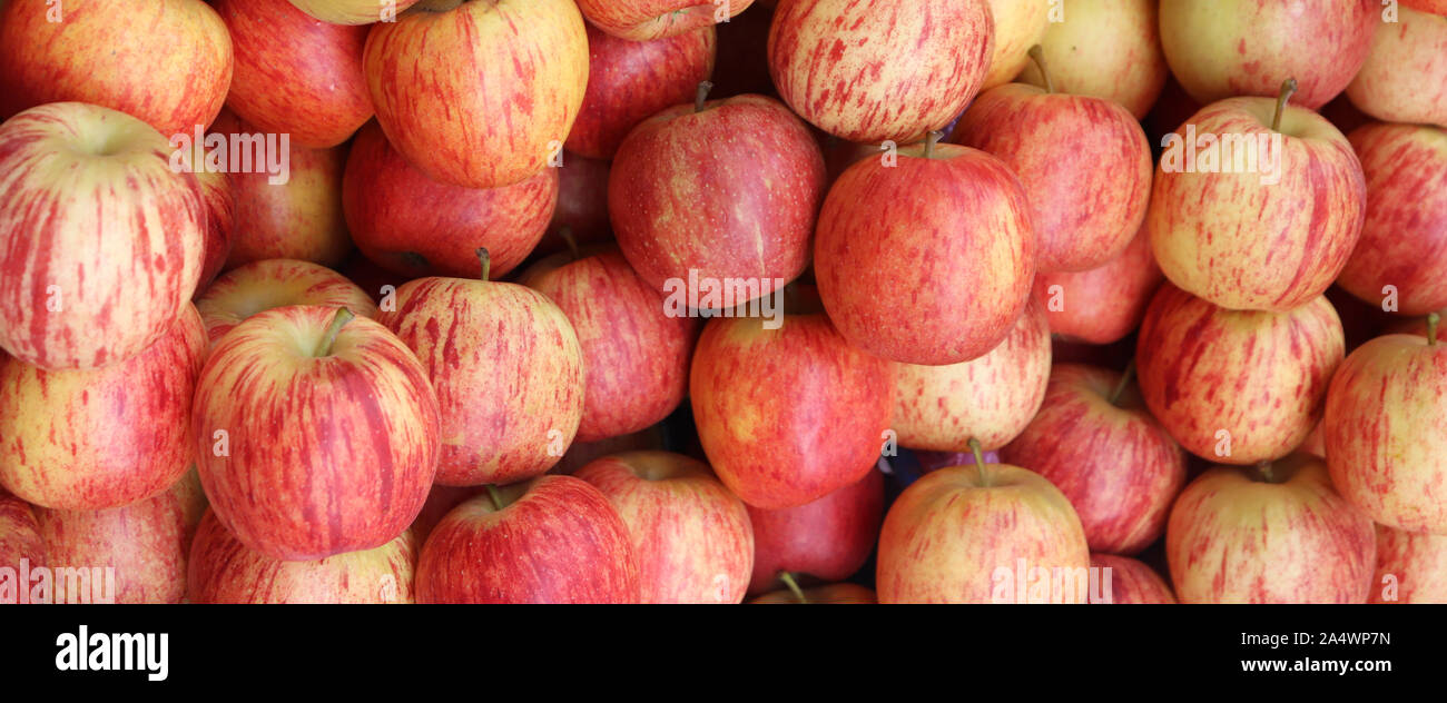 Apples background. Fresh red apple fruits texture Stock Photo - Alamy