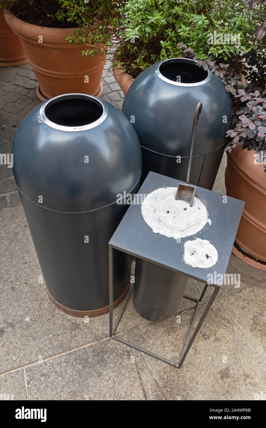 Cigarette Butts Ashtray Sand Bins at Deck Stock Photo - Alamy