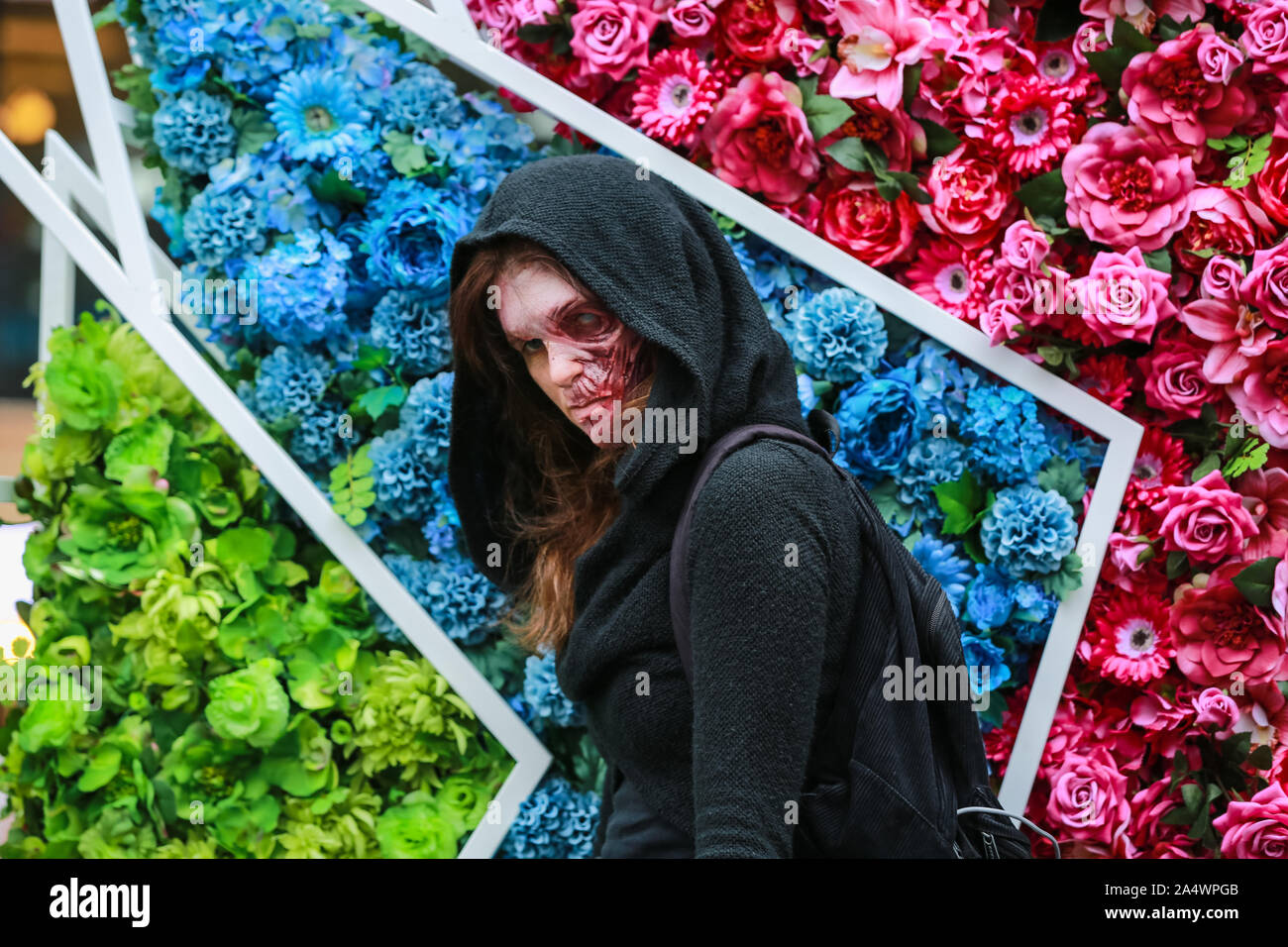 London zombies walking hi-res stock photography and images - Alamy
