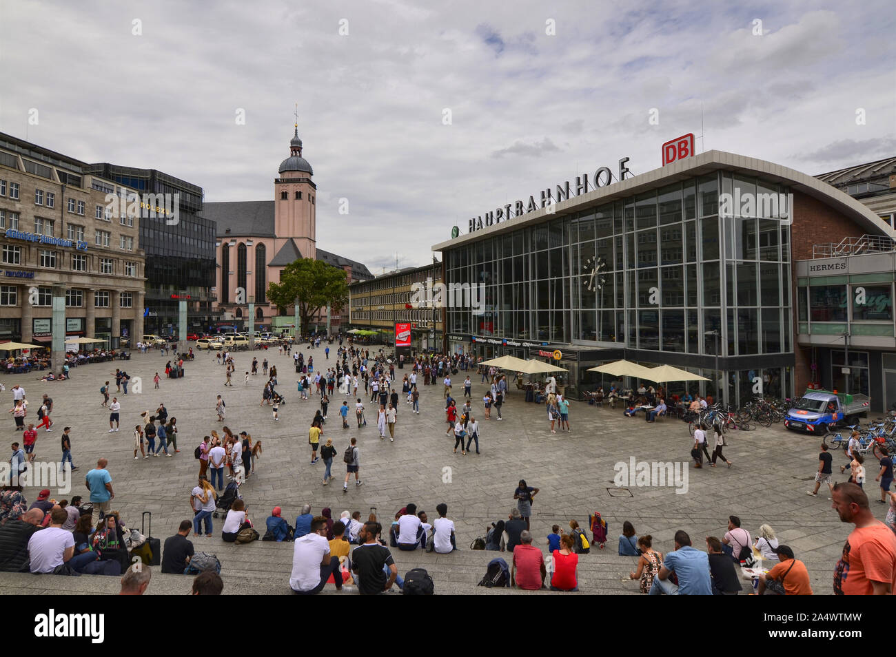 Railway station and train in front of the cologne cathedral hi-res ...