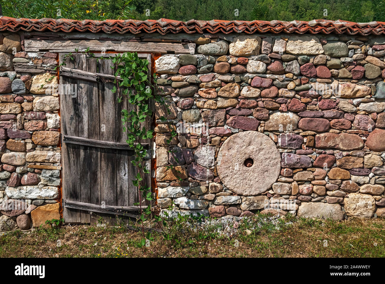 Stone fence hi-res stock photography and images - Alamy