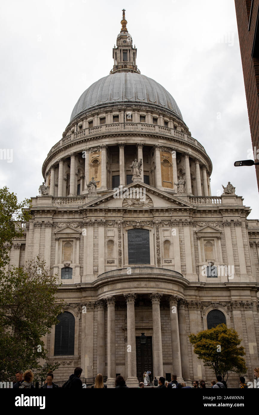Side view of Saint Paul's Cathedral Stock Photo - Alamy