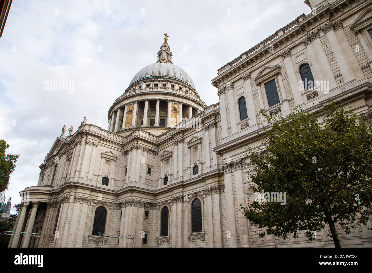 Side view of Saint Paul's Cathedral Stock Photo - Alamy