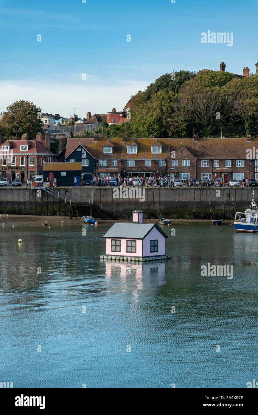 Floating house shaped boat hi-res stock photography and images - Alamy