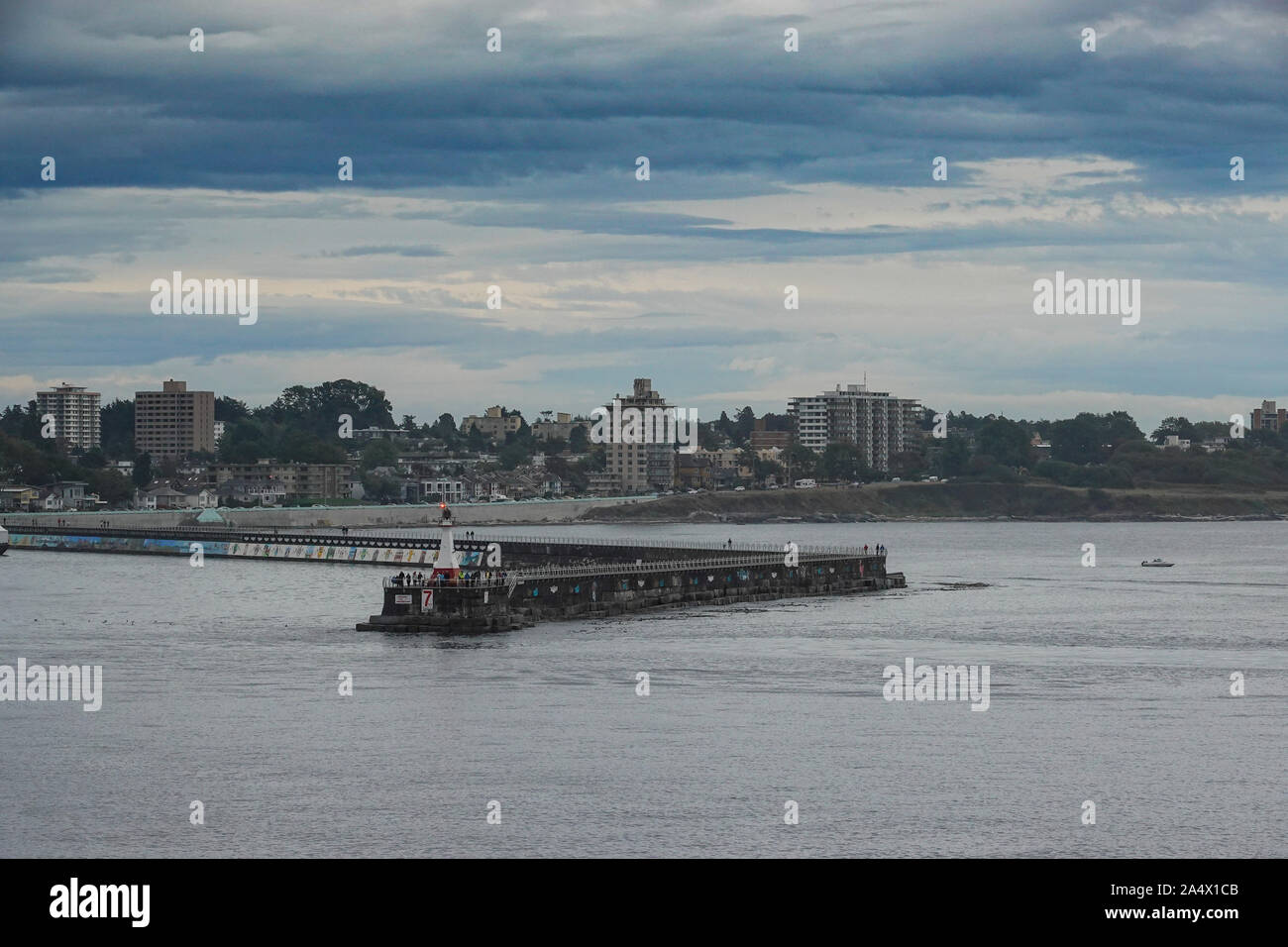 Cruise ship coming into port hi-res stock photography and images - Alamy