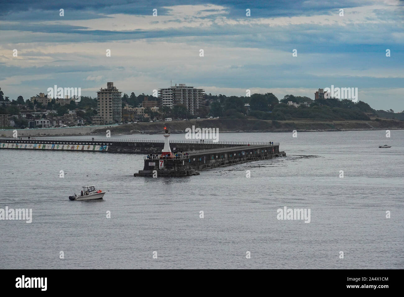 Ship coming into dock hi-res stock photography and images - Alamy