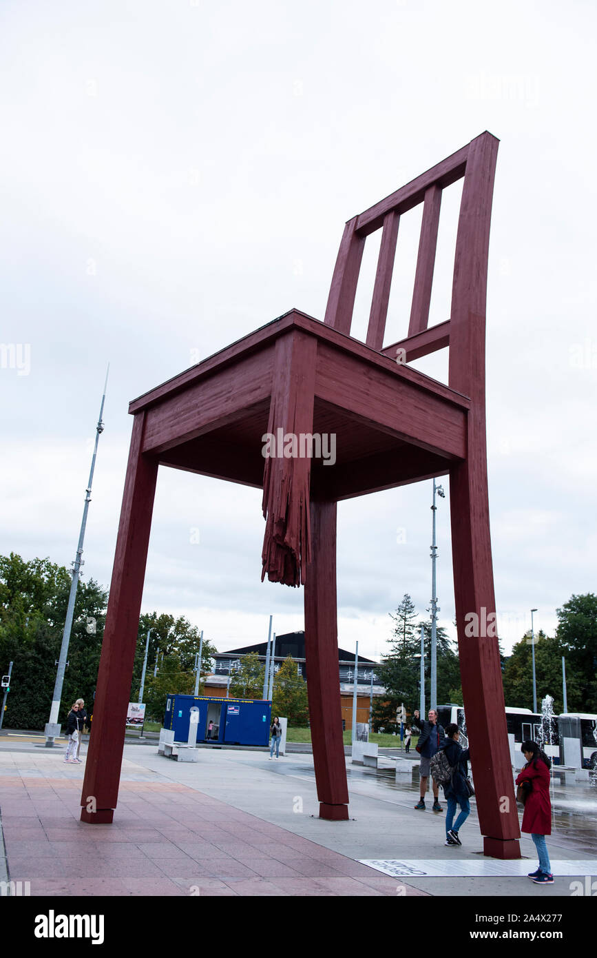 Broken Chair and fountains at the United Nations, Geneva Stock Photo ...