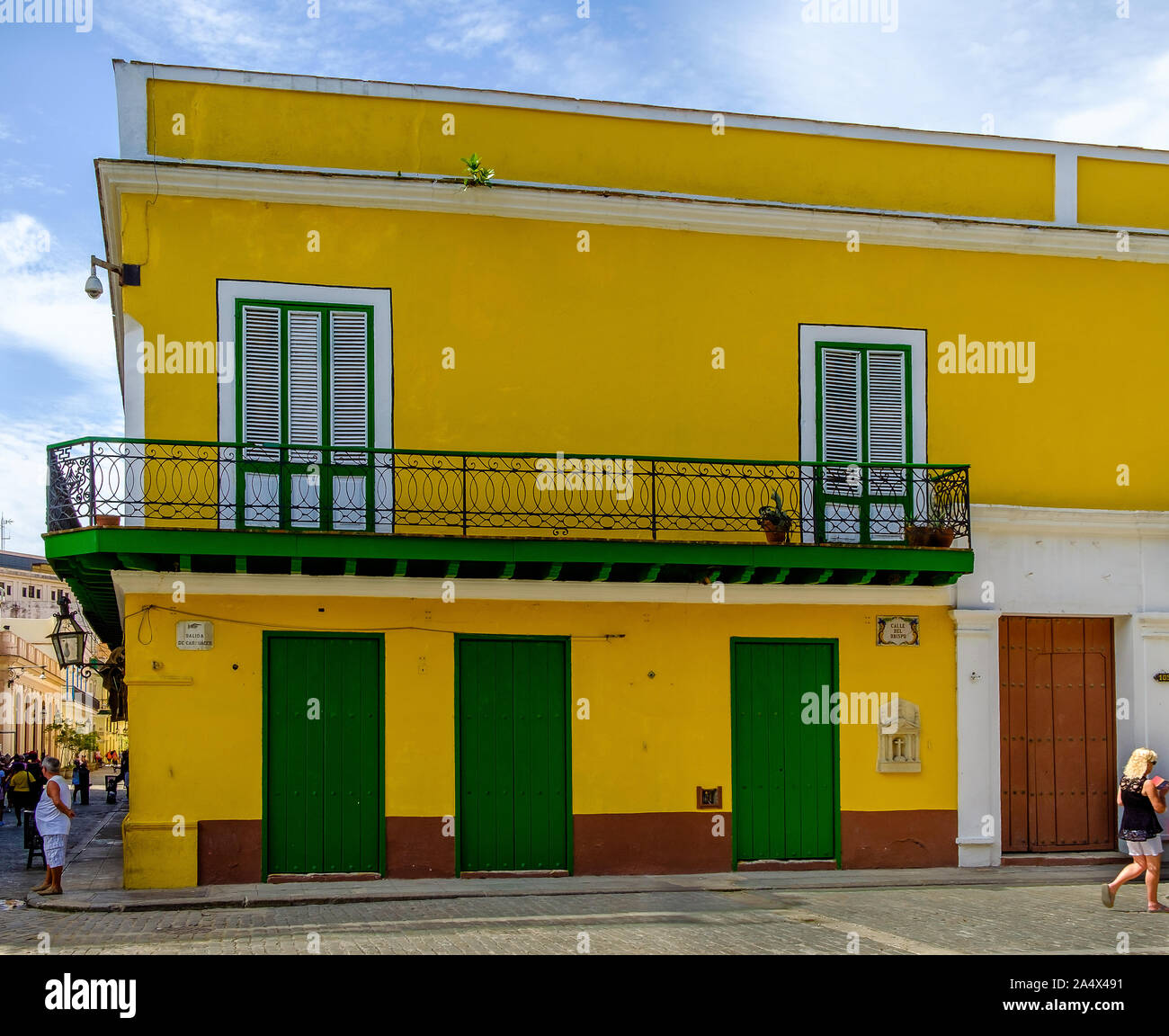 Cuba colour building hi-res stock photography and images - Alamy