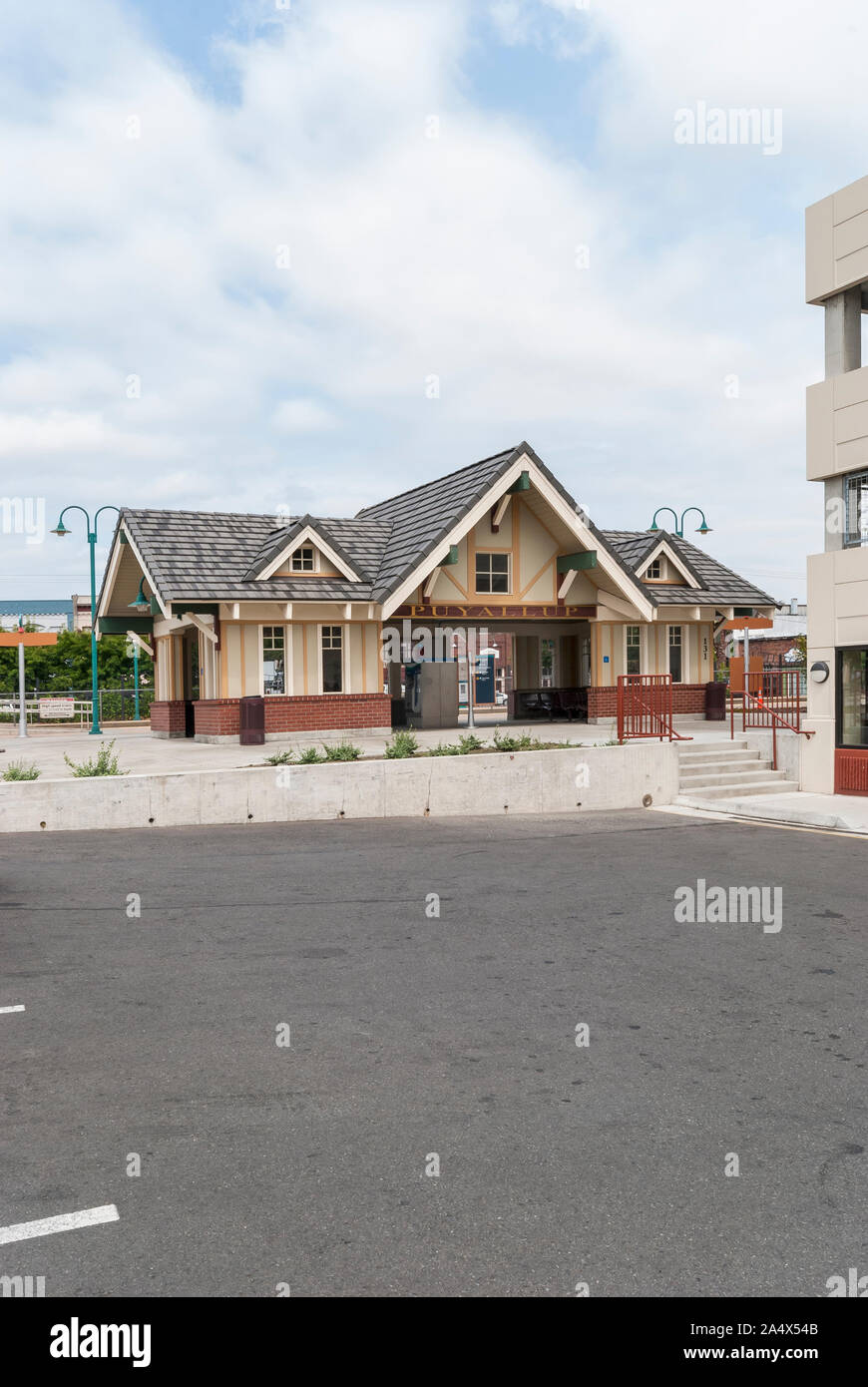 Covered waiting area hi-res stock photography and images - Alamy