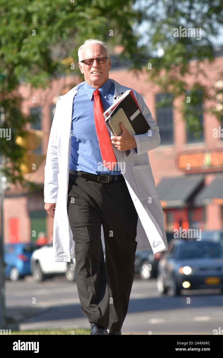 Doctor walking hi-res stock photography and images - Alamy