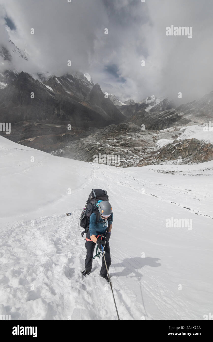 Everest climbers line hi-res stock photography and images - Alamy