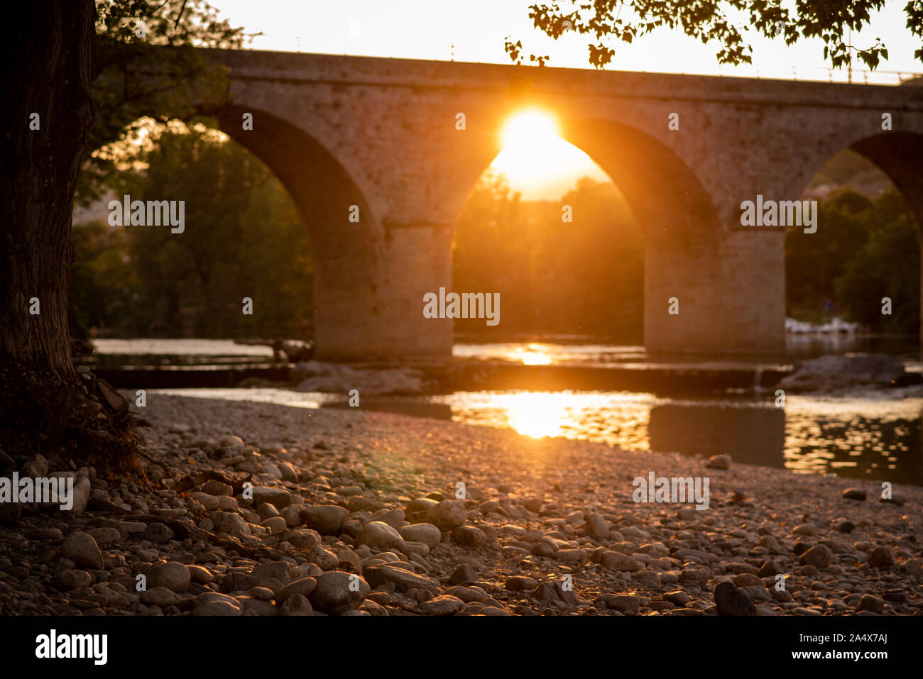 Old stone arch bridge hi-res stock photography and images - Alamy