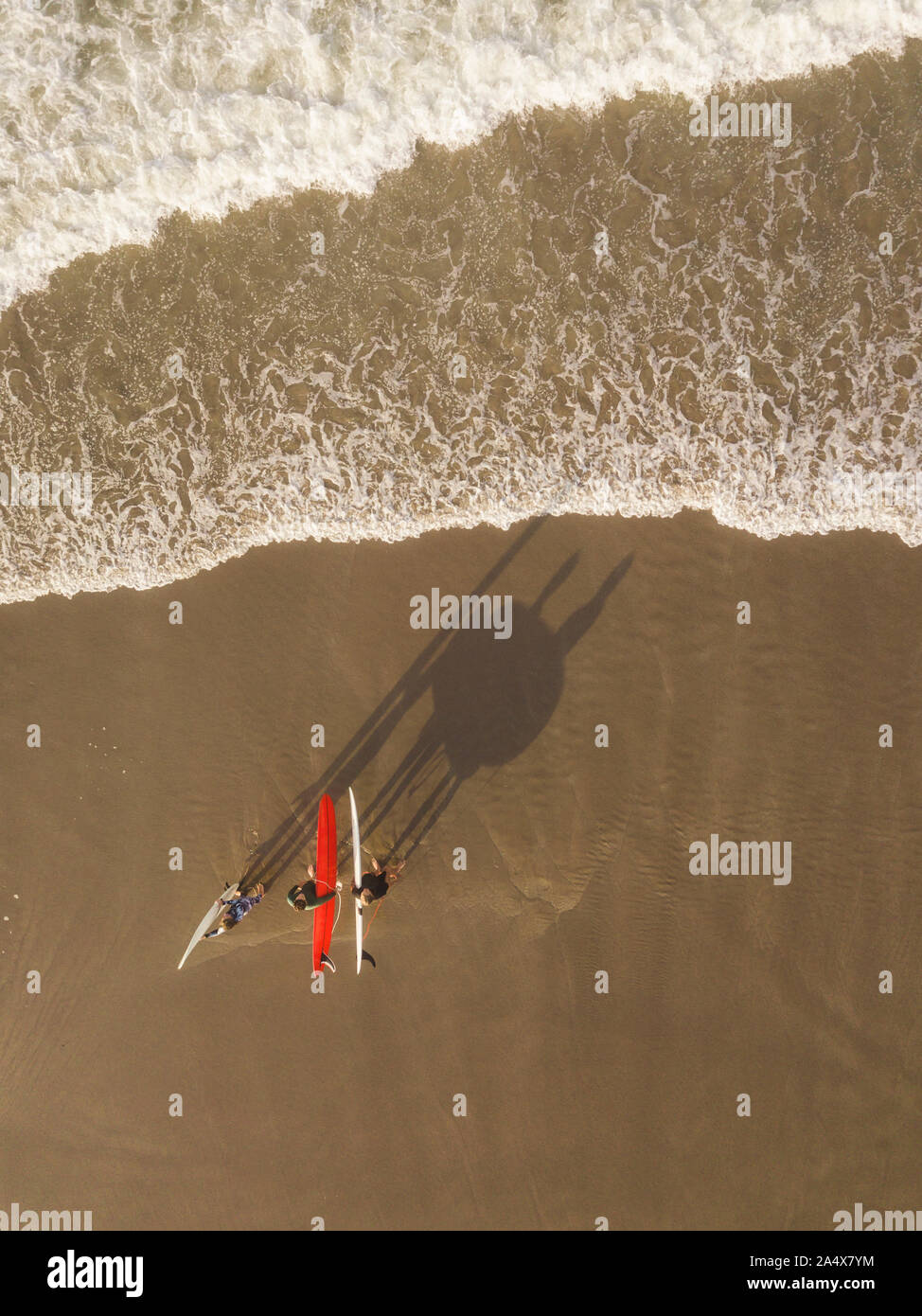 Aerial view small group surfers hi-res stock photography and images - Alamy