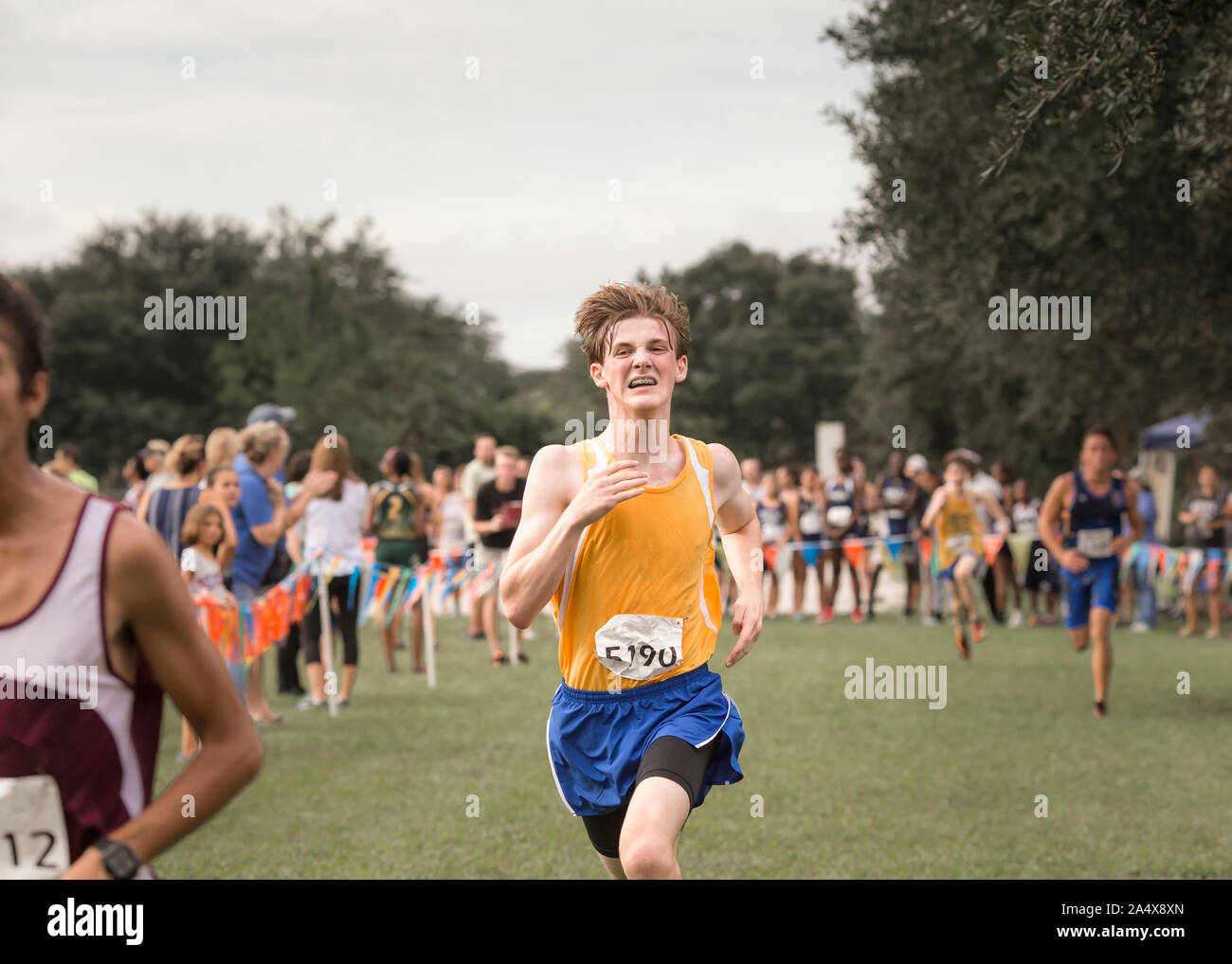 Long distance runner finish line hi-res stock photography and images ...