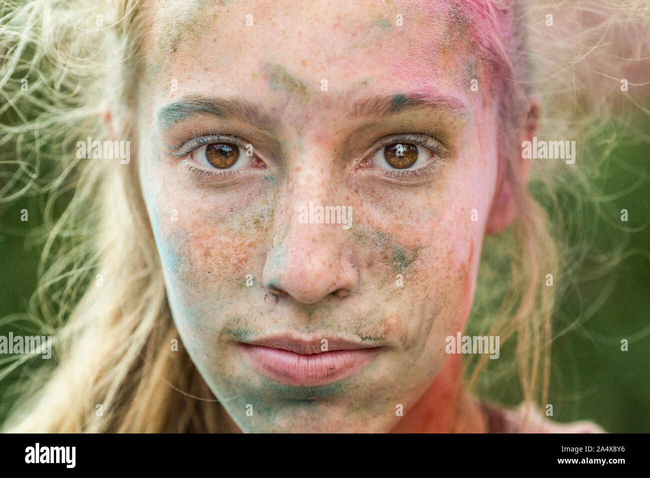Girl brown hair and green eyes hi-res stock photography and images - Alamy