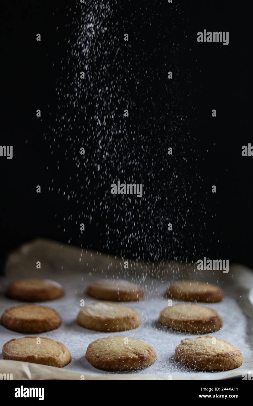 Dusting shortbread hi-res stock photography and images - Alamy
