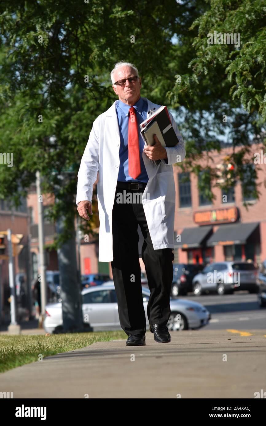 Doctor walking hi-res stock photography and images - Alamy