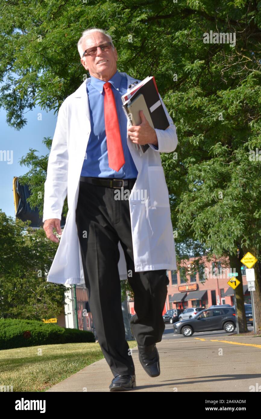 Doctor walking hi-res stock photography and images - Alamy
