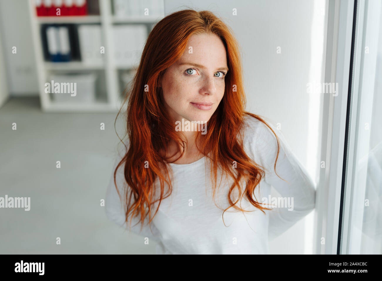 Woman looking sideways hi-res stock photography and images - Alamy