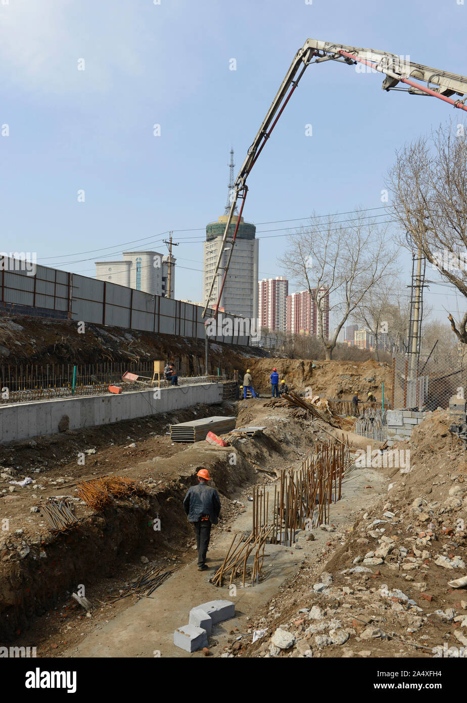 China worker concrete hi-res stock photography and images - Alamy