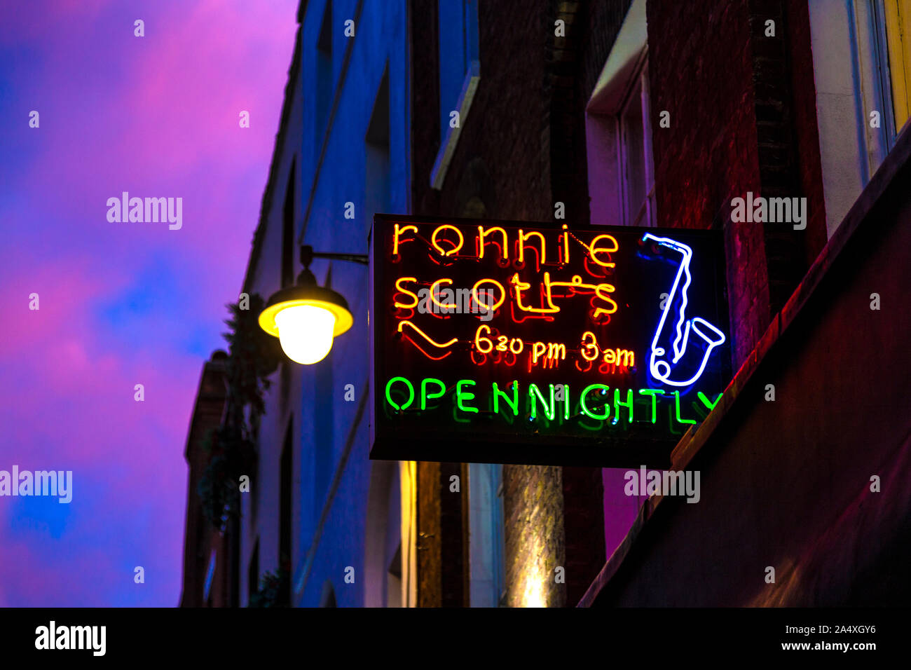 Jazz bar club neon sign exterior hi-res stock photography and images ...