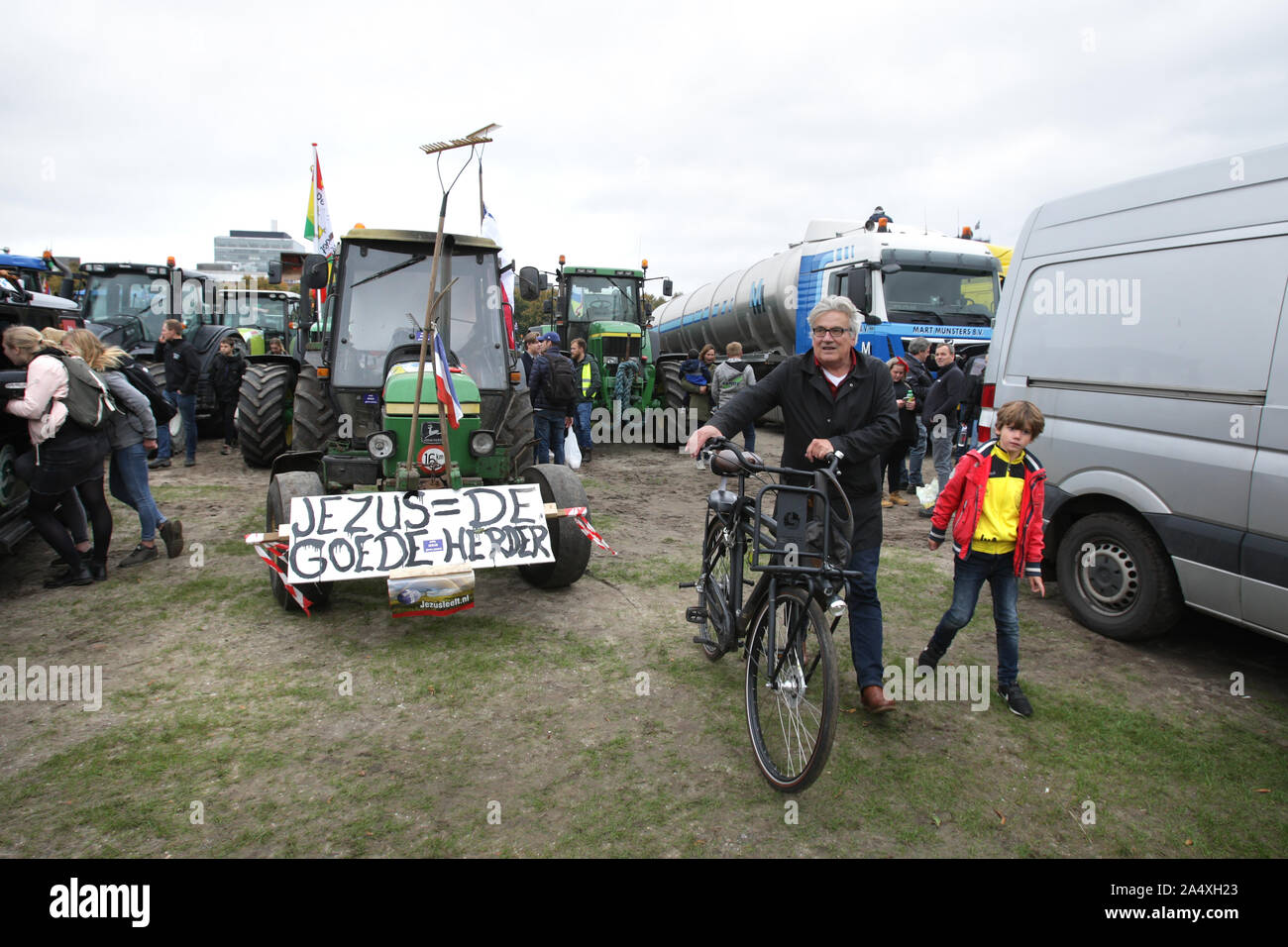 Dutch farmers protest hi-res stock photography and images - Alamy