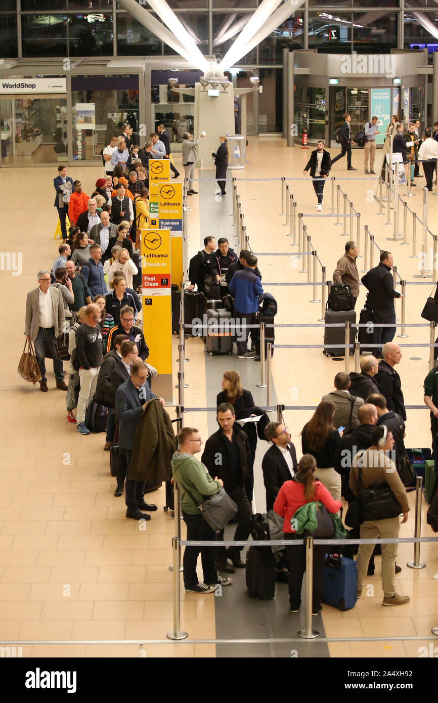 Hamburg, Germany. 16th Oct, 2019. Travellers wait at the ticket and ...