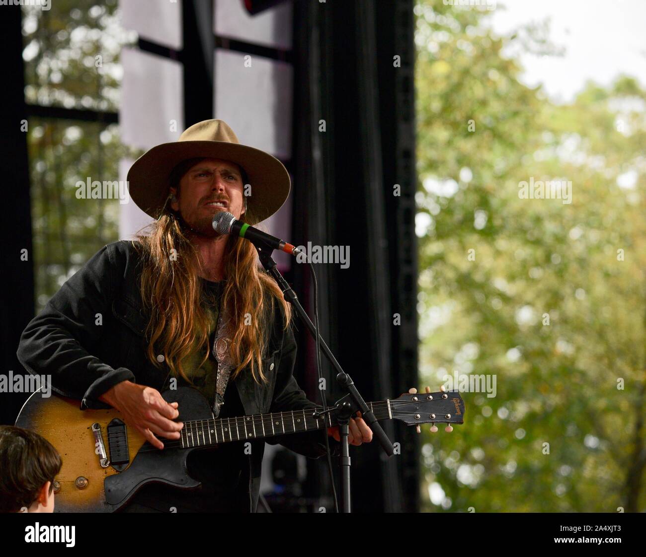 Rock music concert singing celebrity hi-res stock photography and ...