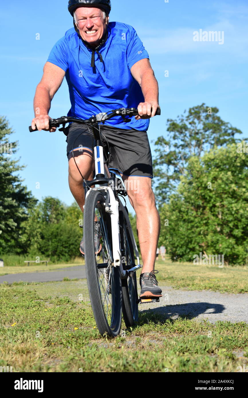 Senior riding bicycle hi-res stock photography and images - Alamy