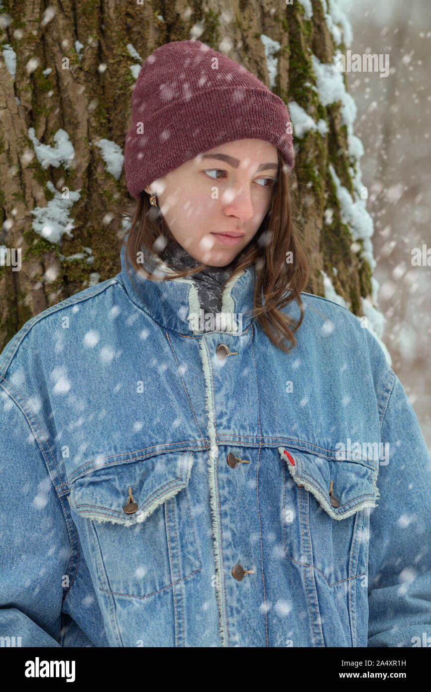 Model falling down hi-res stock photography and images - Alamy