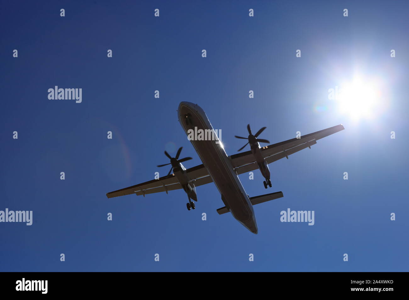 De Havilland DHC-8 Dash 8 Porter Airlines in flight, March 18, 2016 ...