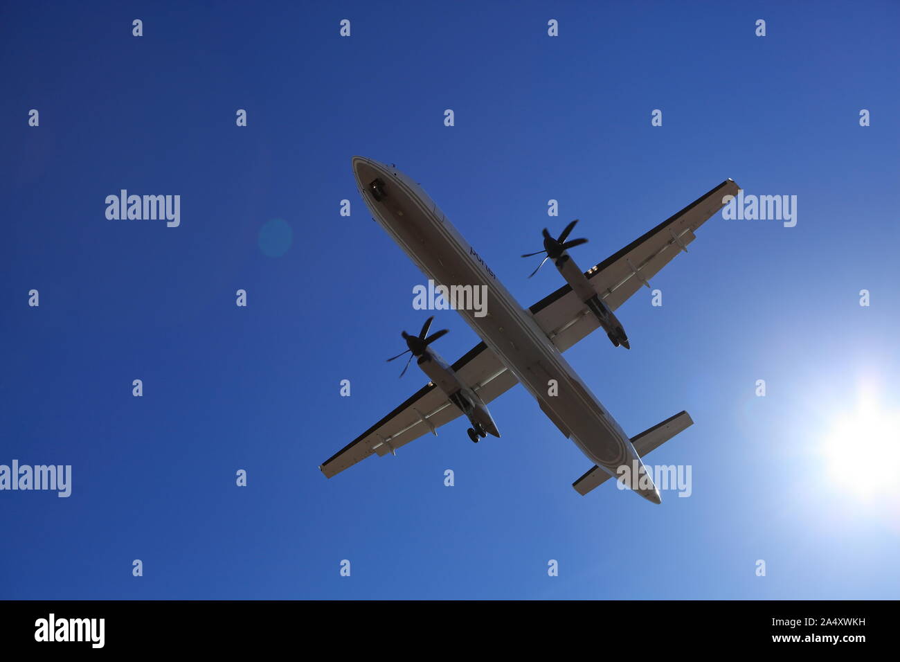 De Havilland DHC-8 Dash 8 Porter Airlines in flight, March 18, 2016 ...