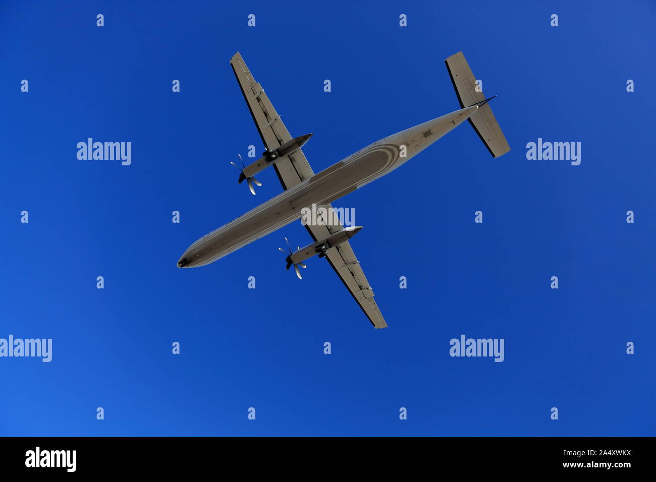 De Havilland DHC-8 Dash 8 Porter Airlines in flight, March 18, 2016 ...