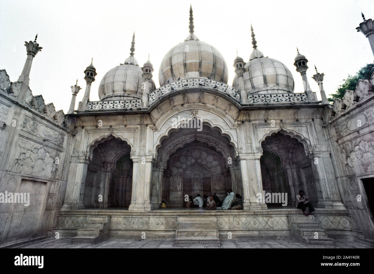 28 Jun 2006 Moti Masjid a white marble mosque inside the Red Fort ...