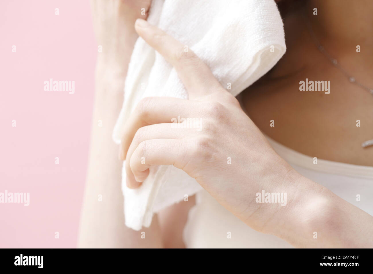 woman wipe the sweat from her neck Stock Photo - Alamy