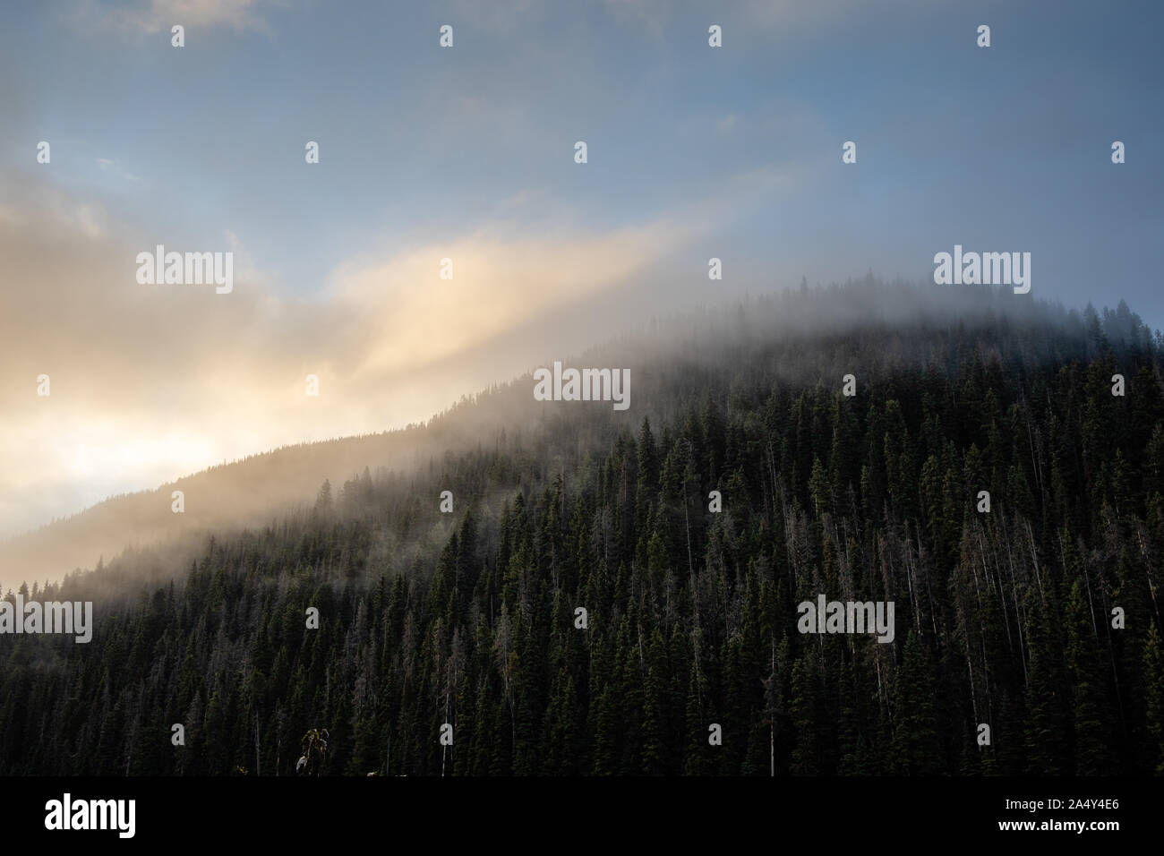Lightning over mountain hi-res stock photography and images - Alamy