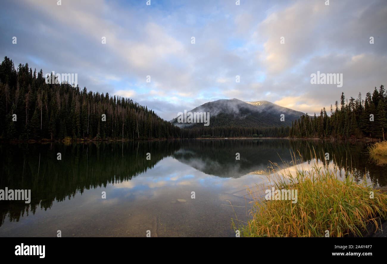 Beautiful mountain lake reflection hi-res stock photography and images ...