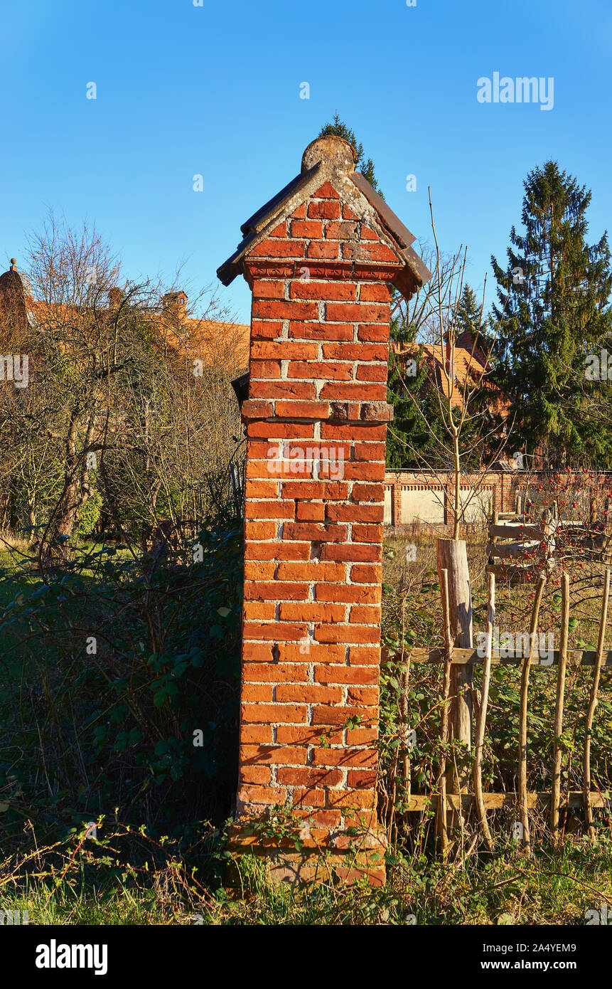 Red wall pillars hi-res stock photography and images - Alamy