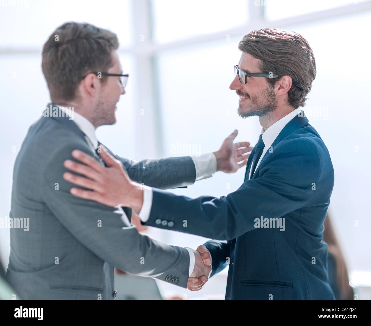 welcome handshake business partners in the office Stock Photo - Alamy