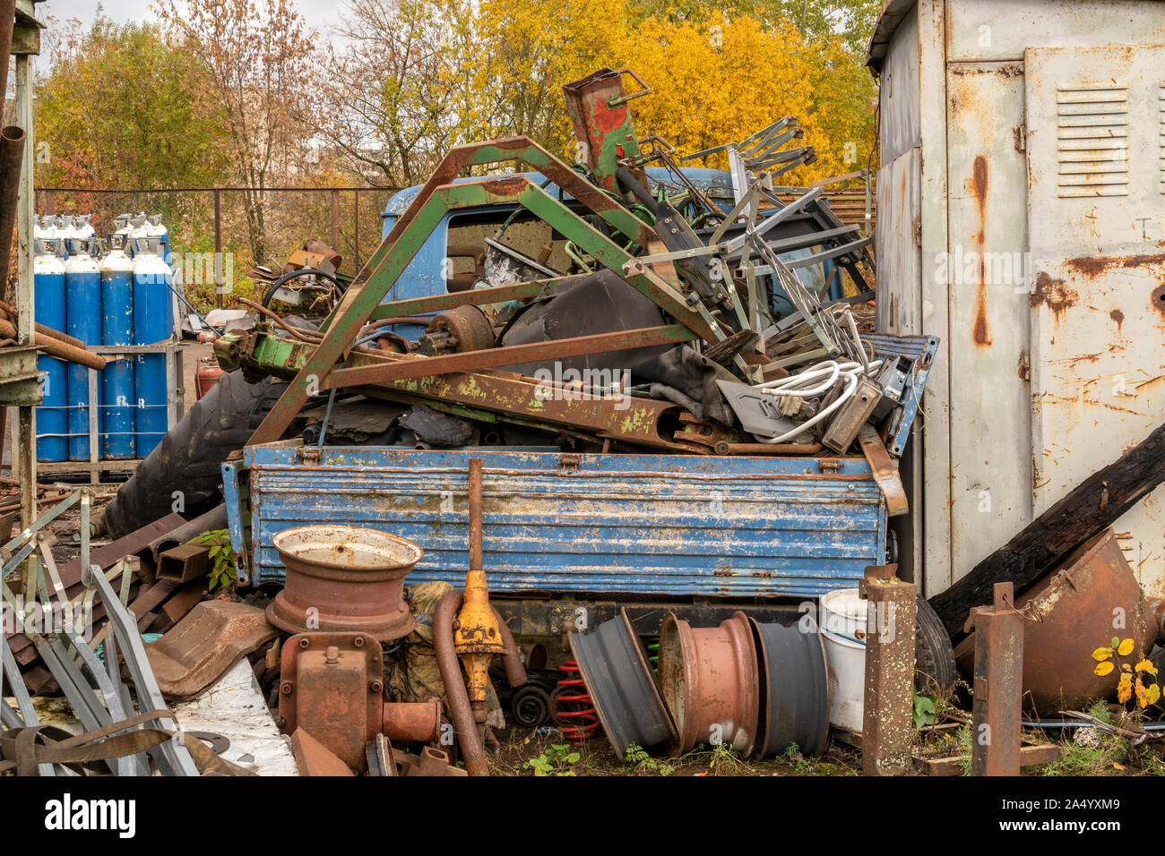 Massive pile of scrap metal stored for recycling Stock Photo - Alamy