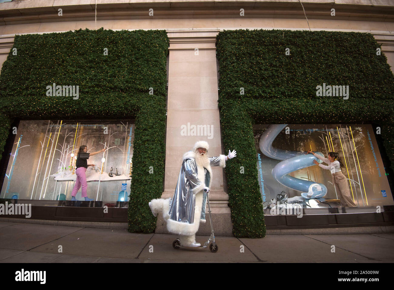 Selfridges windows 2019 hi-res stock photography and images - Alamy