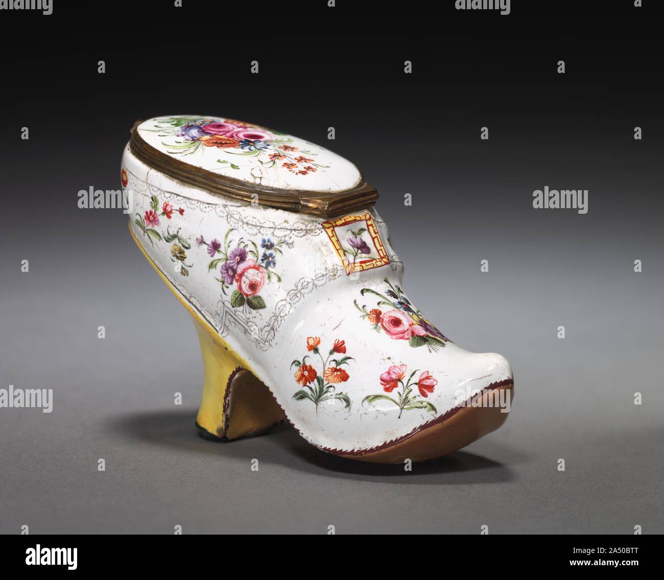 Box in form shoe hi-res stock photography and images - Alamy