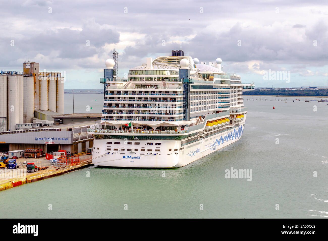 Queen elizabeth 11 cruise terminal hi-res stock photography and images ...