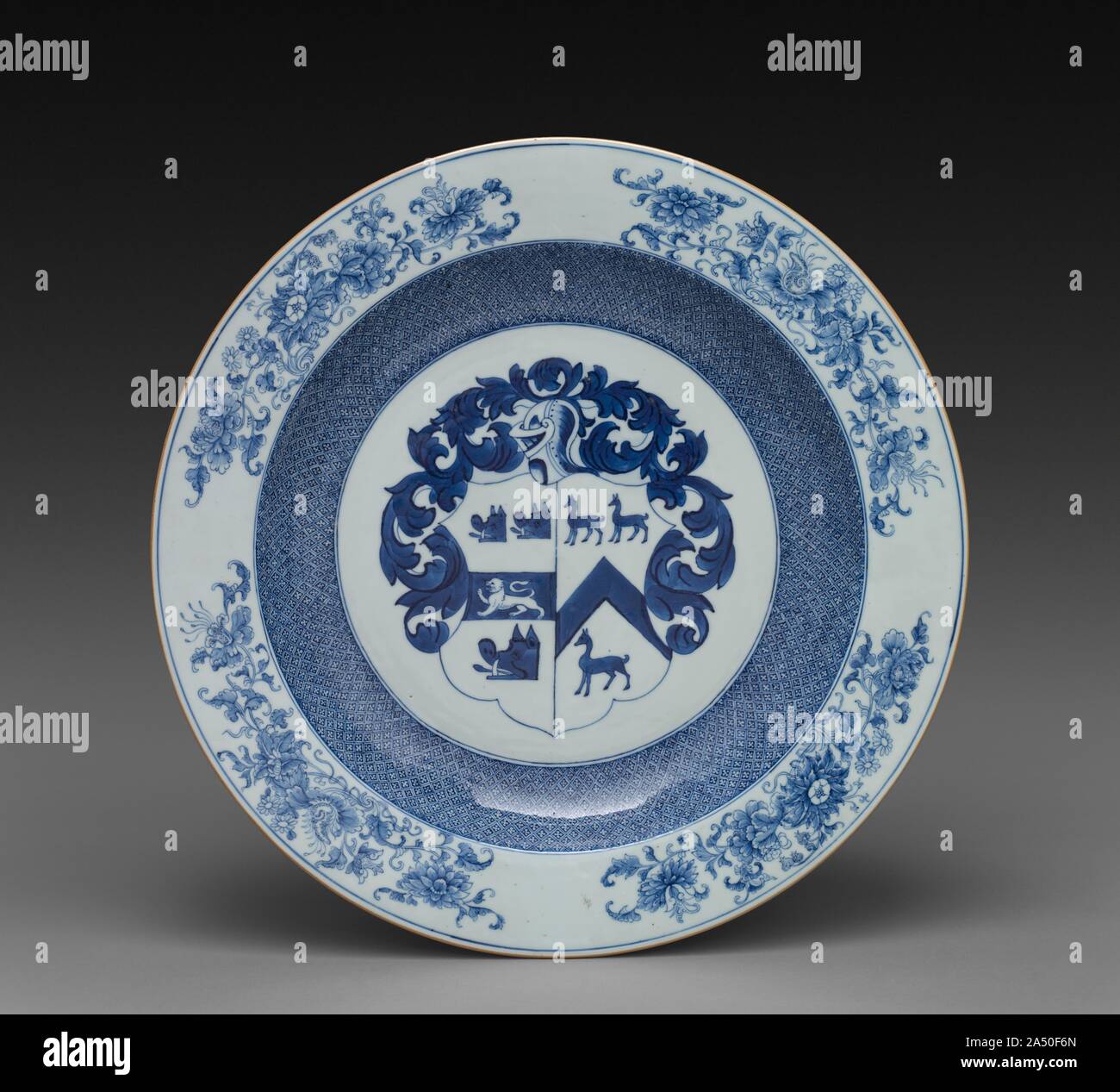 Chinese porcelain charger hi-res stock photography and images - Alamy