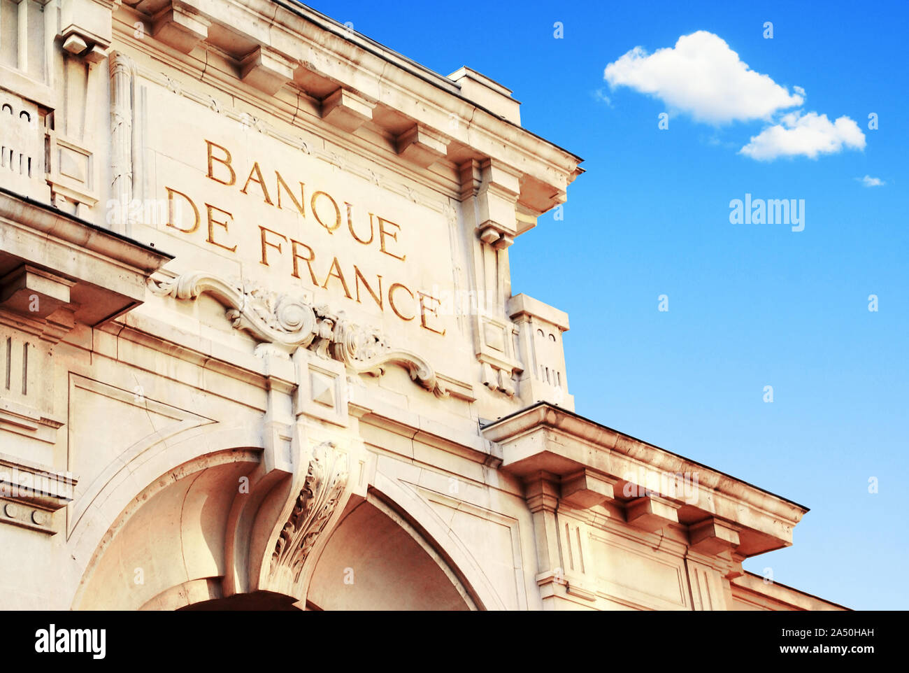 Financial bank building illustration hi-res stock photography and ...