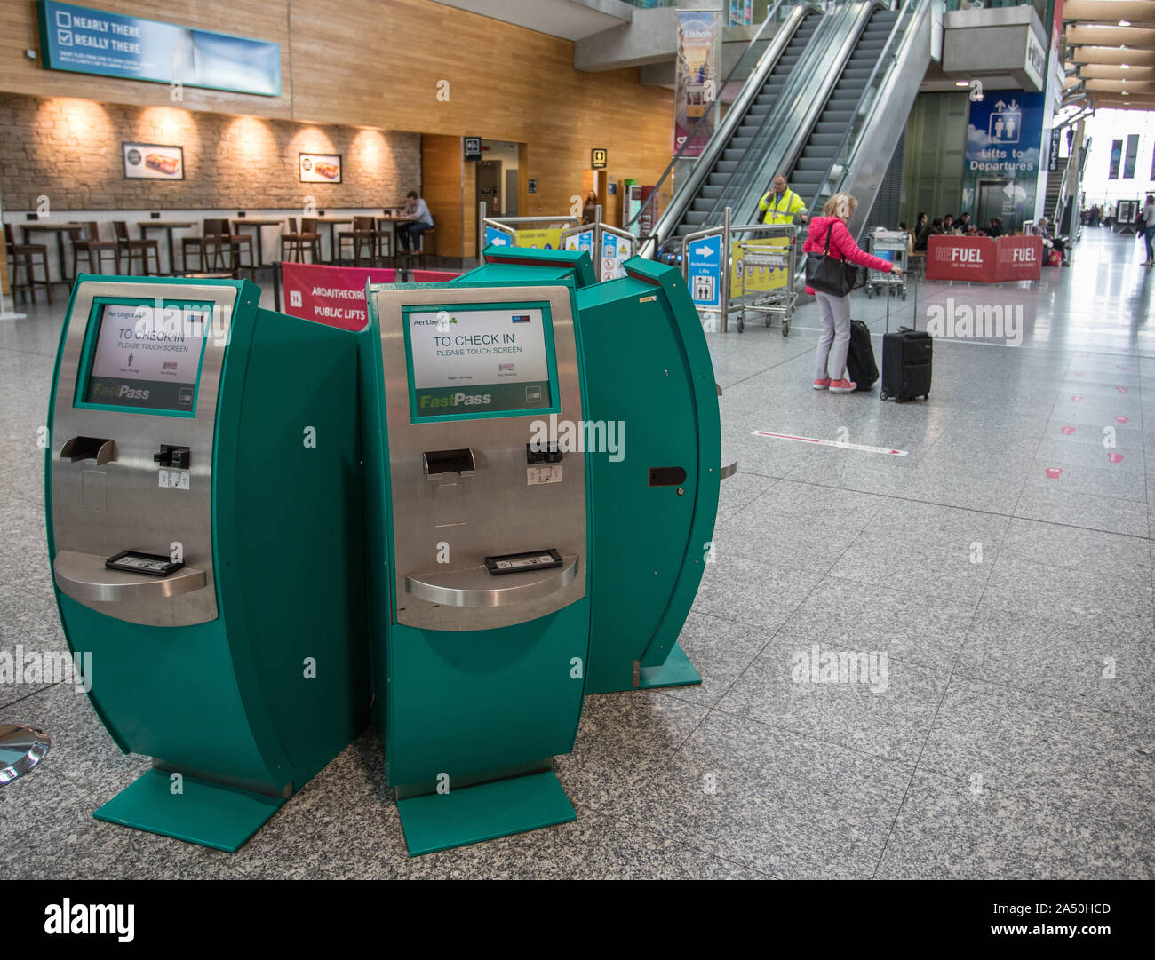 Self service check in desks hi-res stock photography and images - Alamy