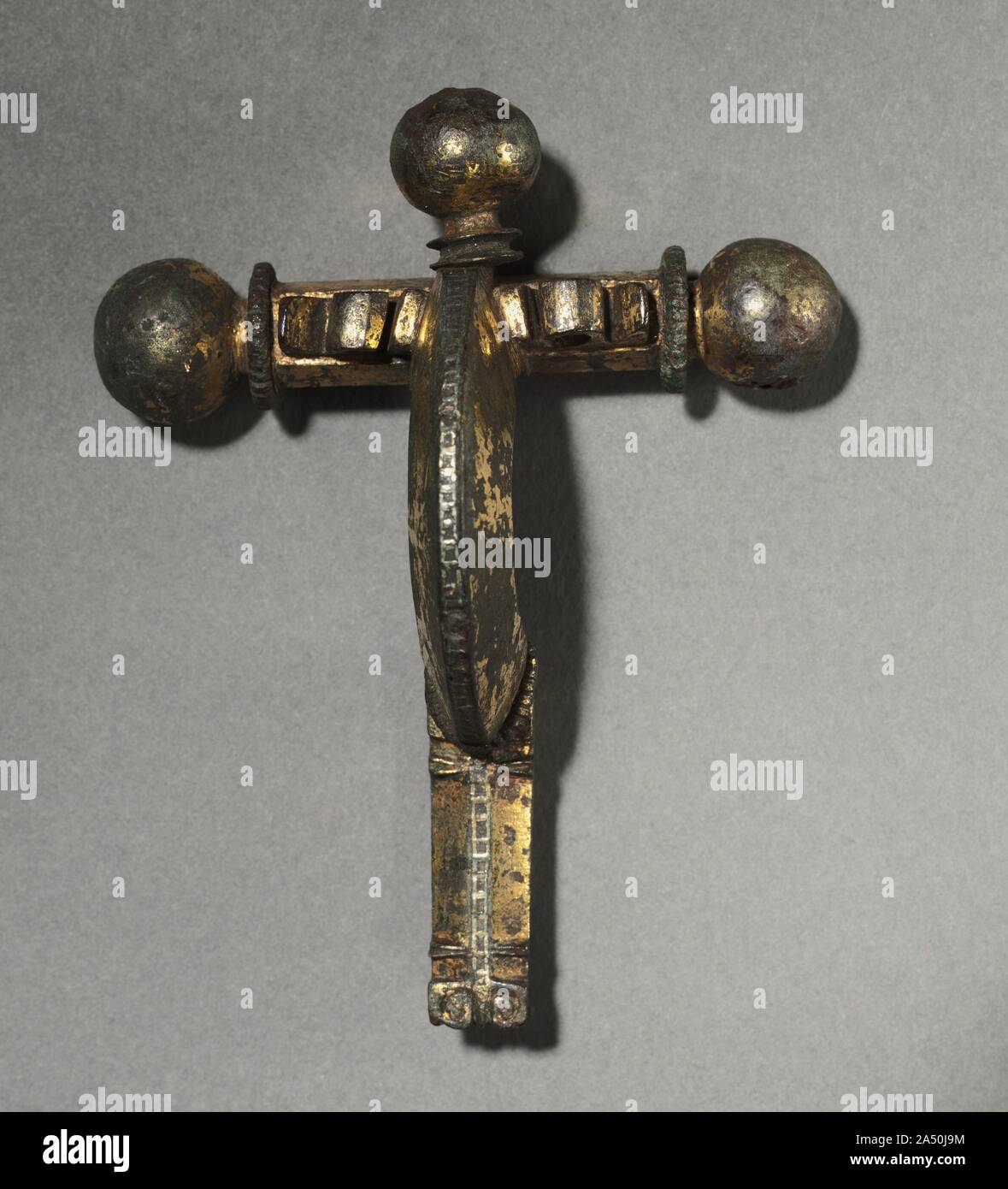 Fibula garment pin hi-res stock photography and images - Alamy