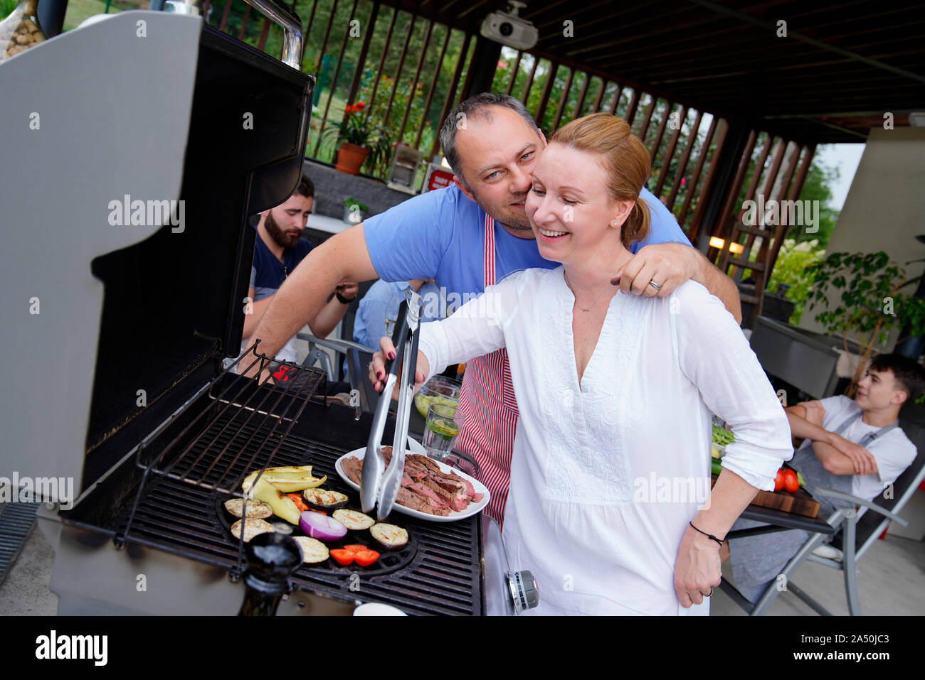 Family bbq children hi-res stock photography and images - Alamy