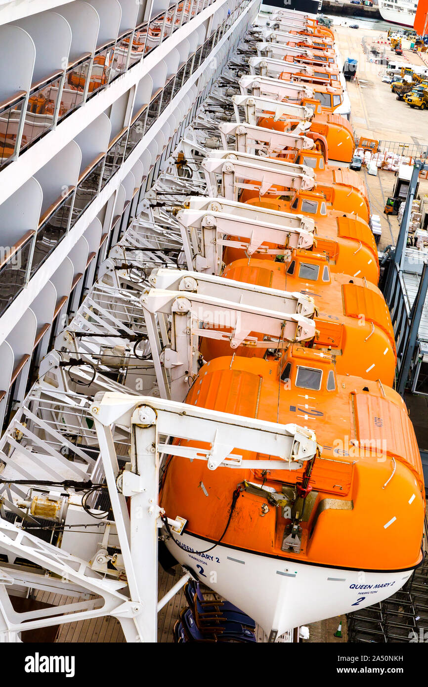 Lifeboats on queen mary hi-res stock photography and images - Alamy