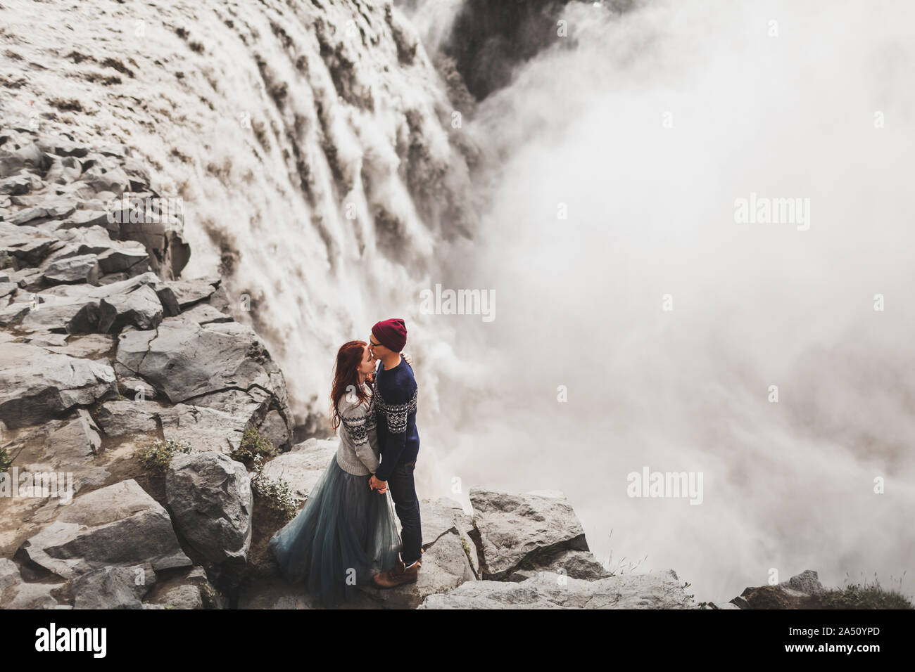 Couple kissing in waterfall hi-res stock photography and images - Alamy